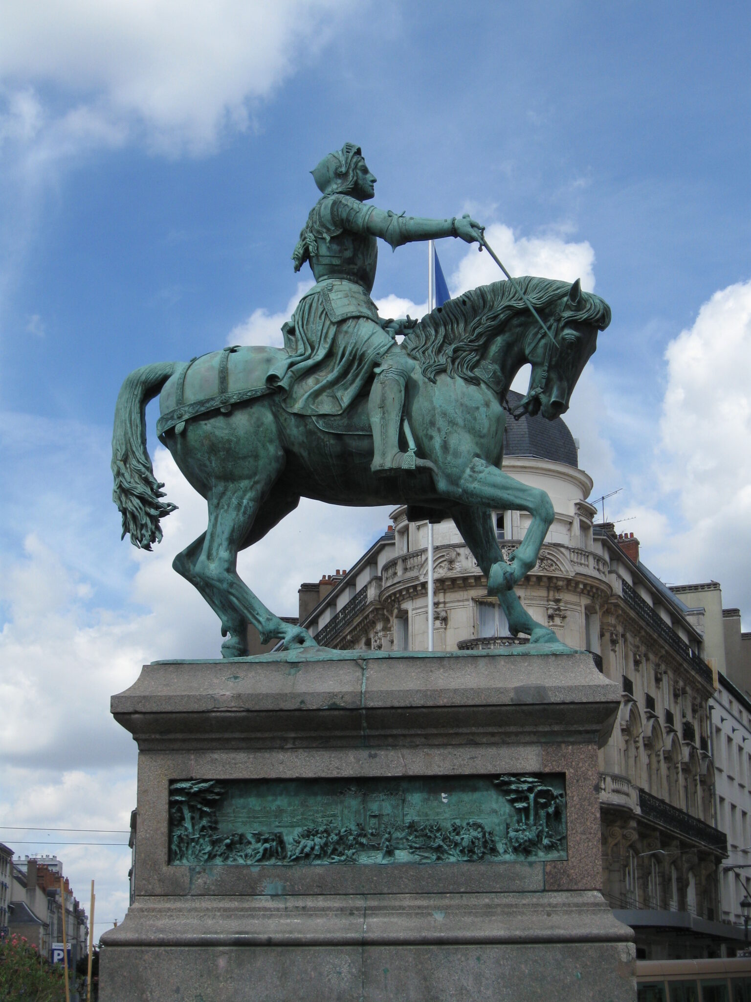 Place du Martroi - Place principale, statue de Jeanne d'Arc - Live Love Voyage - Your Travel Guide
